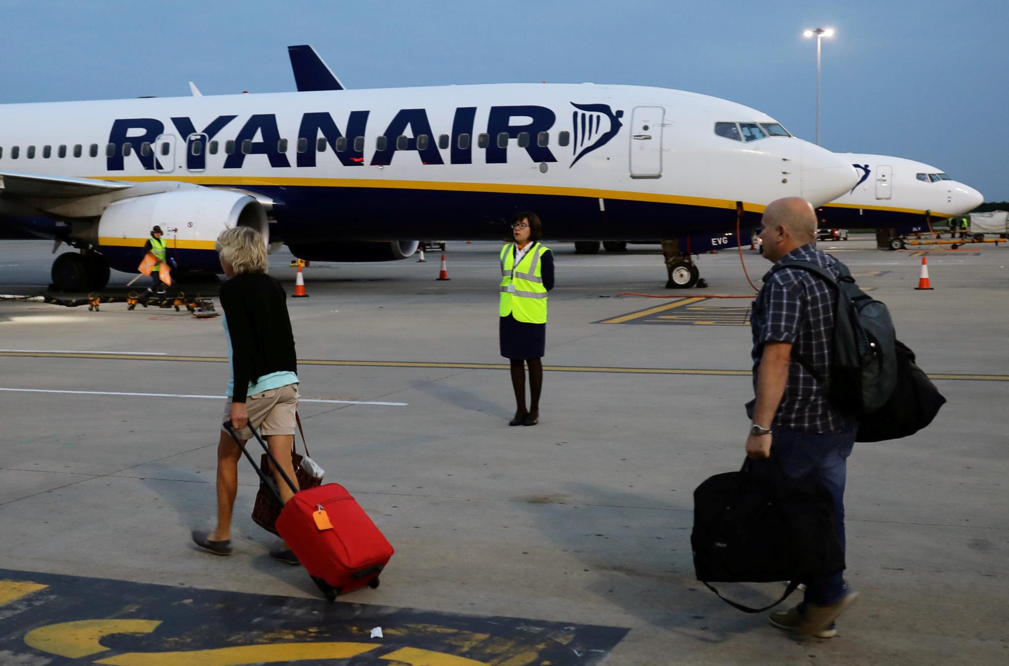 Tripulacao De Cabine Uniforme Da Ryanair Interior De Ryanair Boeing