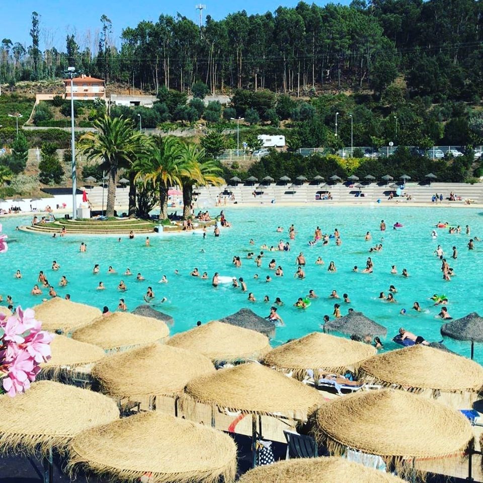A “maior piscina de ondas” de Portugal: o Verão da Praia das Rocas ...