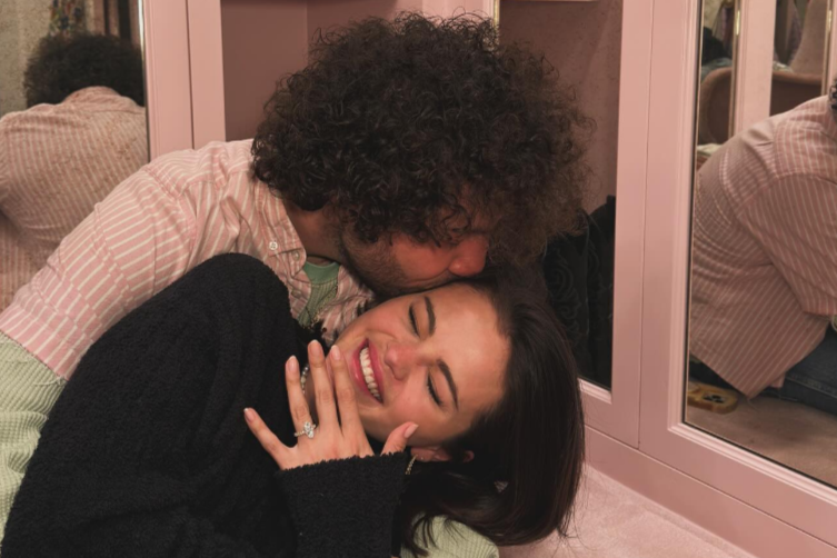 Selena Gomez e Benny Blanco noivos após namoro discreto | Celebridades ... Selena Gomez e Benny Blanco noivos após namoro discreto | Celebridades ...