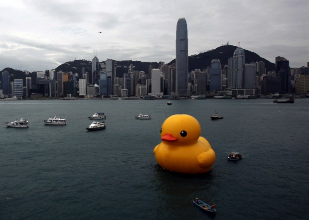 Este pato gigante viaja pelo mundo para fazer-nos felizes