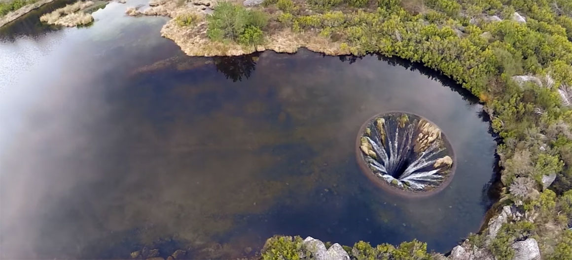 Há um buraco nesta lagoa a atrair todos os olhares