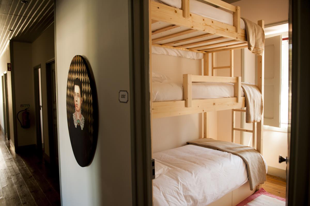 E dormir num hostel com as paredes recheadas de obras de arte?