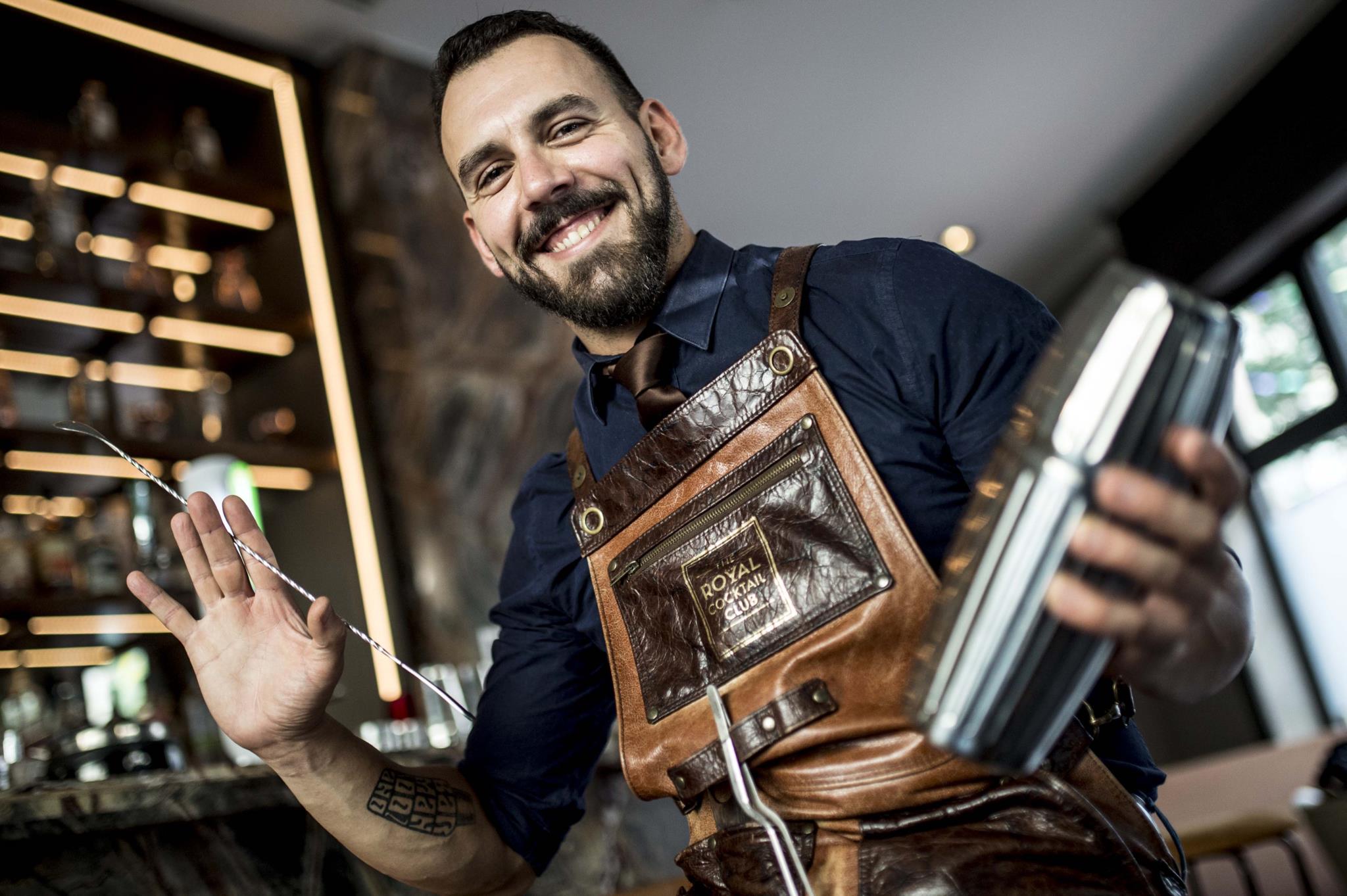 O bartender que está a pôr os cocktails em português nas bocas do mundo