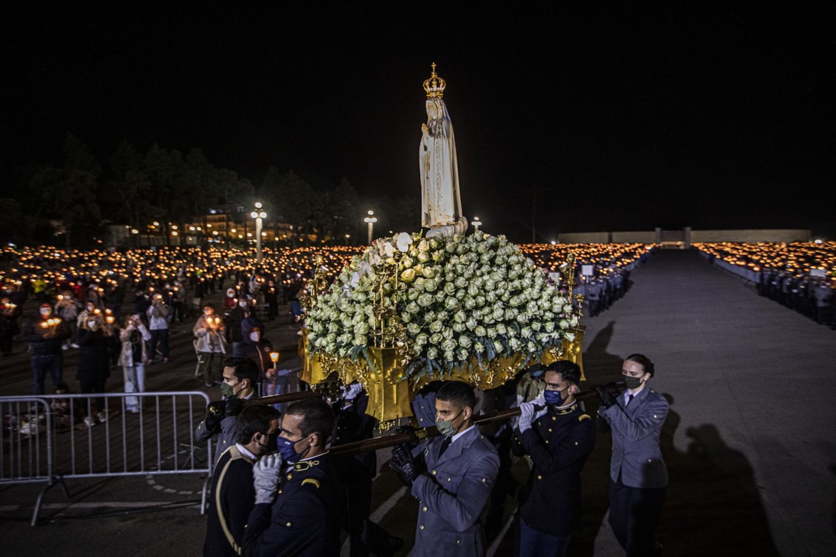 De novo com fiéis, procissão das velas ilumina Santuário de Fátima ...