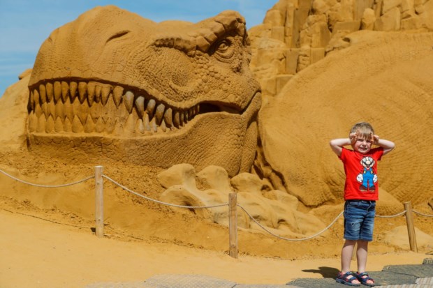 Dinossauros na praia: junto ao Mar do Norte ergueram-se 50 gigantes de ...