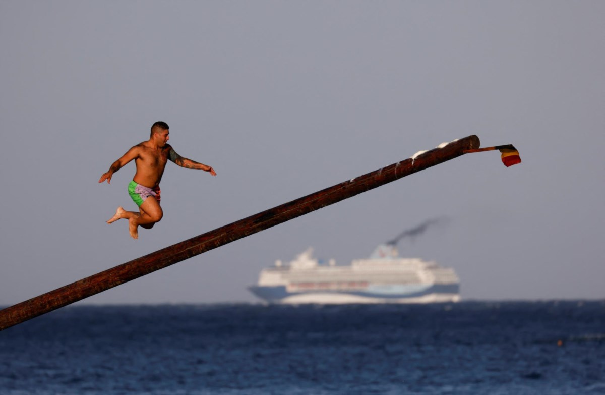 Partida, largada, caída! Gostra, o jogo do pau-de-sebo que diverte ...