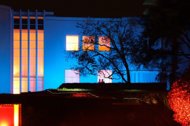 José fotografou a cor-de-rosa Casa de Serralves vestida de azul e ...