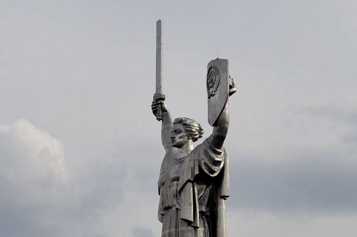A estátua que continua de costas voltadas para a Europa - Life&Style