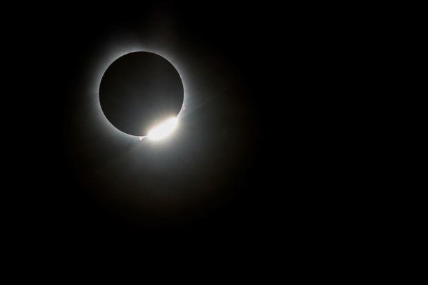 As imagens do eclipse solar que anoiteceu os céus da América a meio do ...
