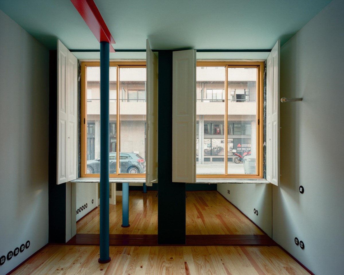 Este edifício no Porto tornou-se uma casa intensa onde o antigo e o ...