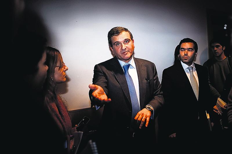 Biografia de Miguel Relvas em inglês mais polémica do que em português ...