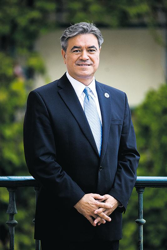 Tony Cabral, um democrata no estado governado por Romney | PÚBLICO