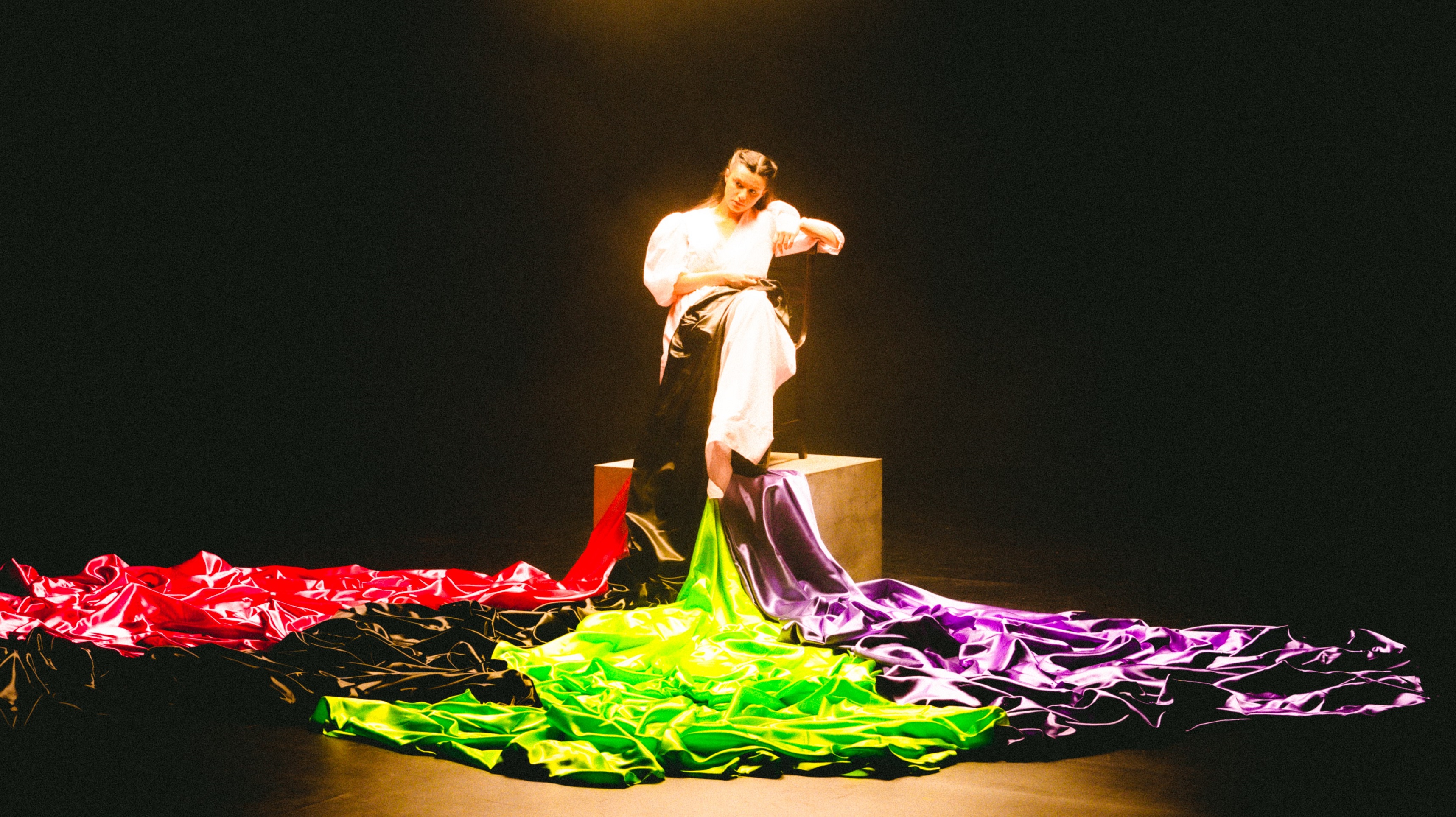 Milhanas publica álbum de estreia, “De Sombra a Sombra”, e novo ...