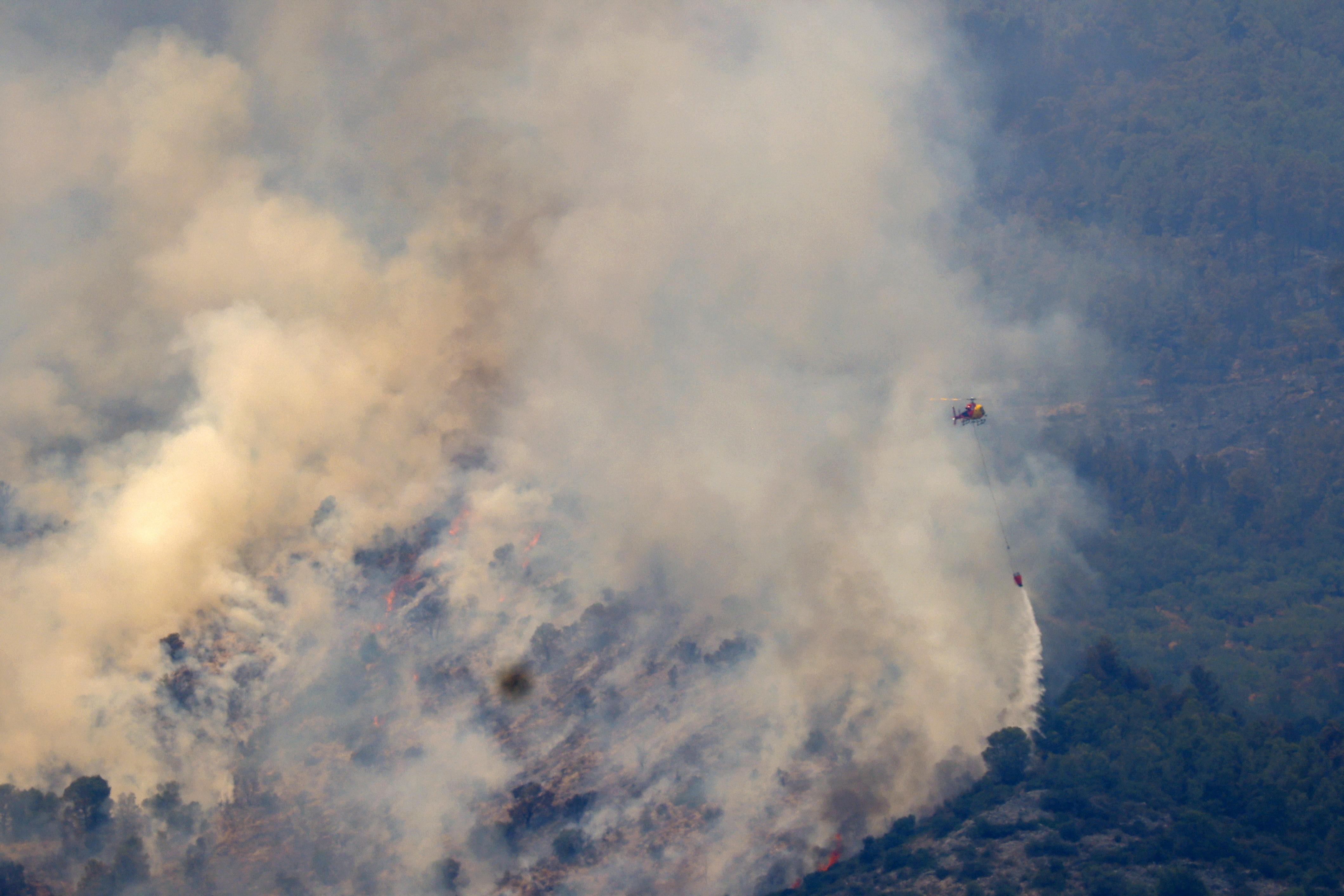 Incêndio em Tarragona, na Catalunha, obriga ao confinamento de 18 mil ...